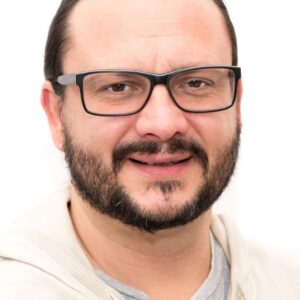 Die Welt dazwischen – Julia Szarvasy - Idealism Prevails